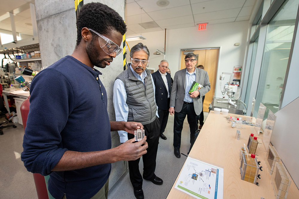 ExxonMobil R&D VP Visits the Lab – Elements Archive